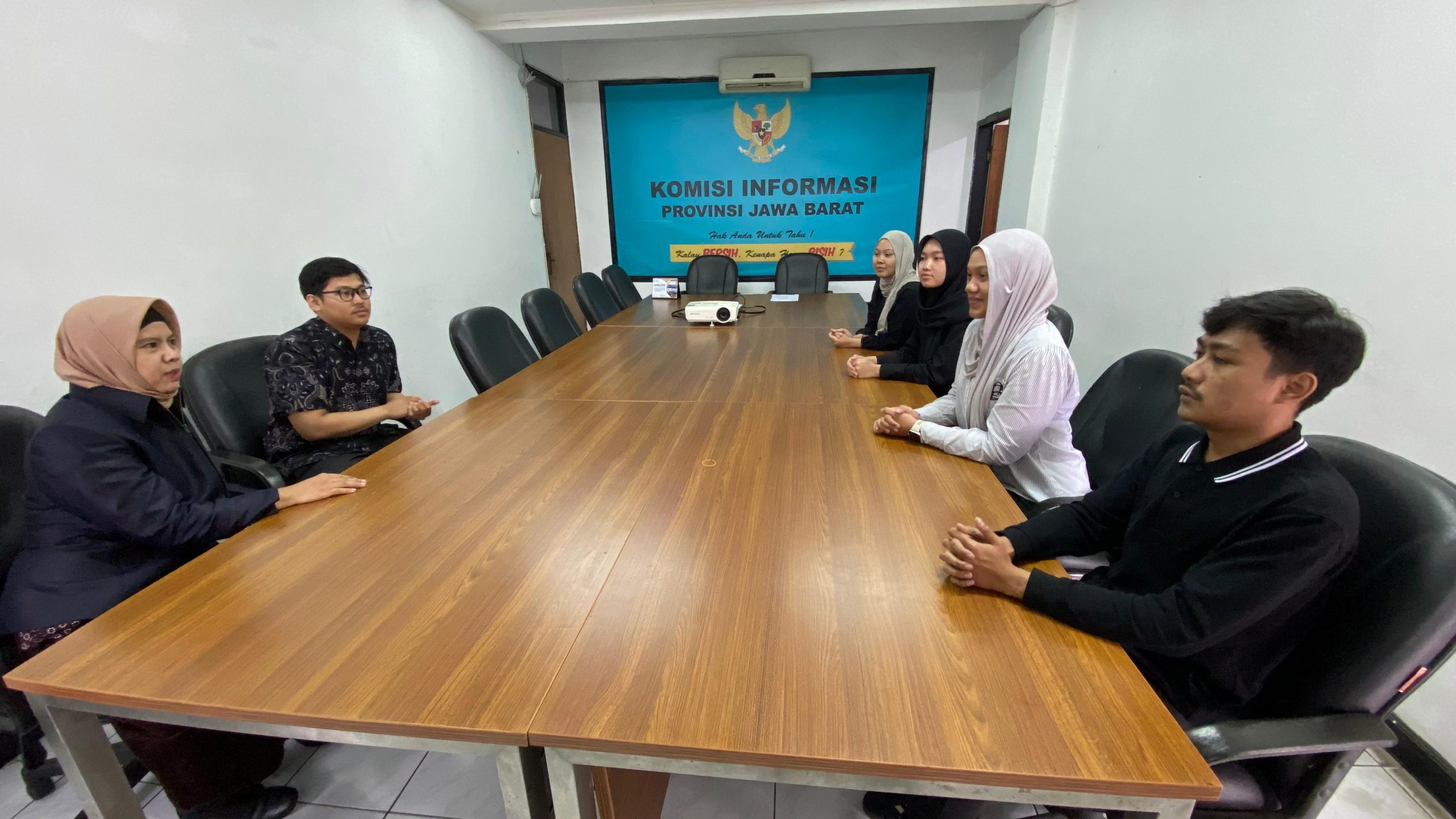 Rapat Program Sekom KI Jabar dengan Peserta Magang UNISBA - Komisi ...